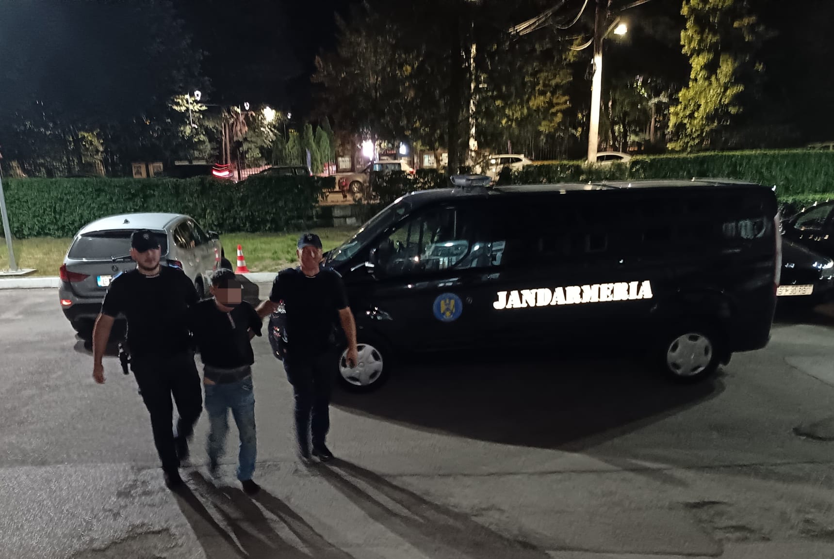 FOTO Un tânăr din Botoșani mergea înarmat cu un cuțit de teama celor la care avea datorii ...