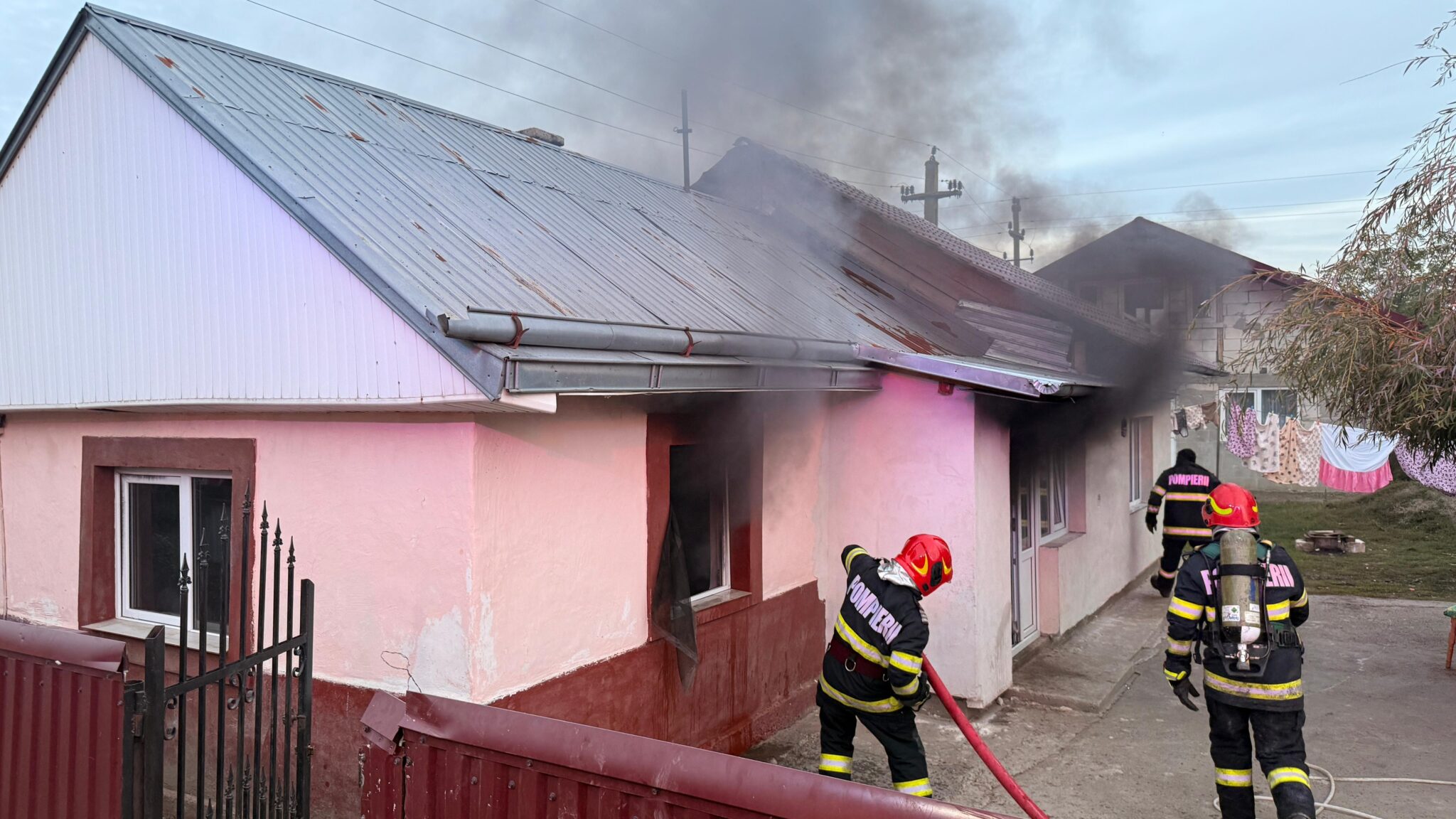 FOTO Incendiu într-un oraş din Botoşani. O casă a luat foc, iar o persoană a ajuns la spital ...