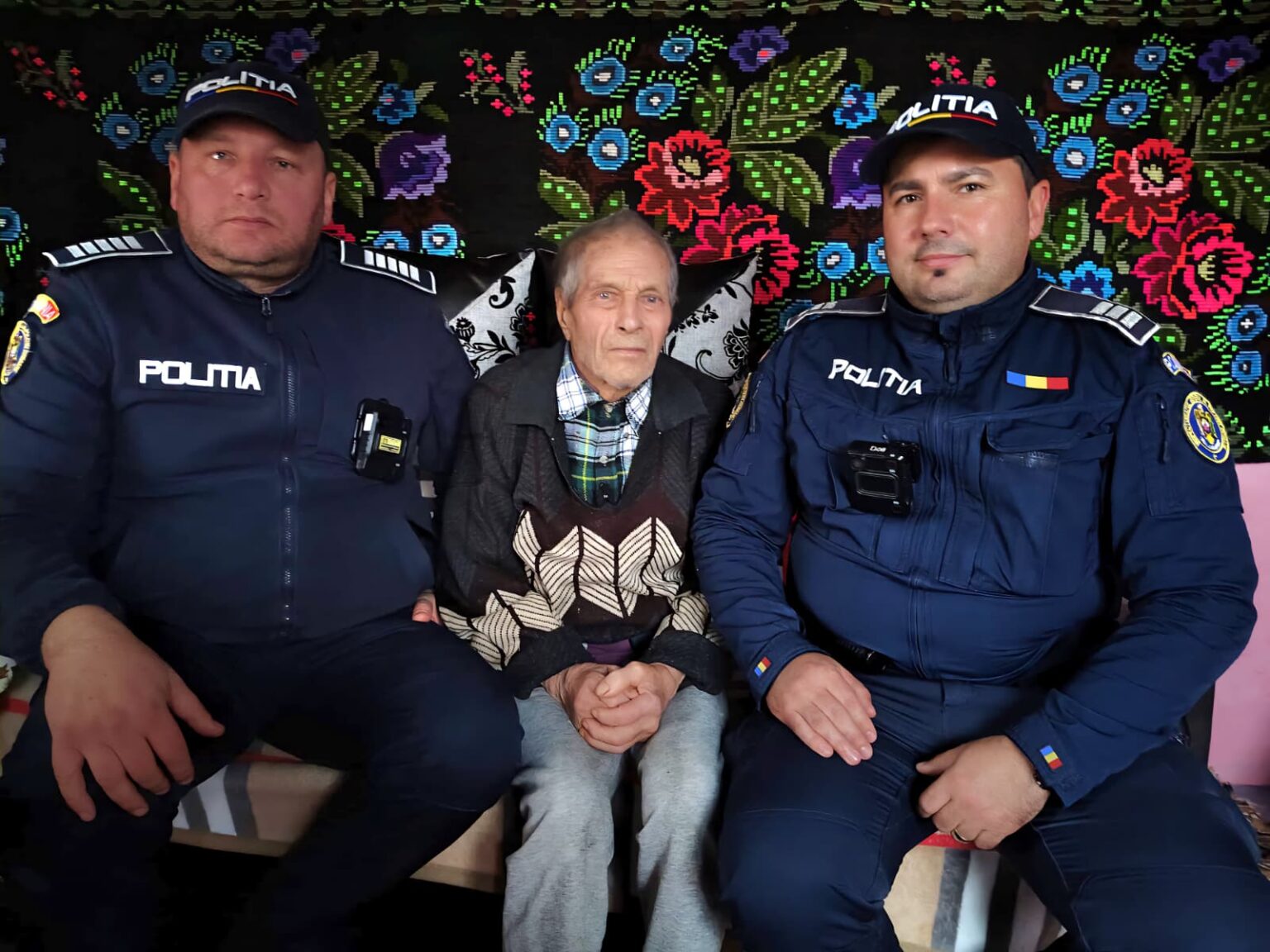 Casa unui bătrân din Botoșani a luat foc. Doi polițiști au salvat ...