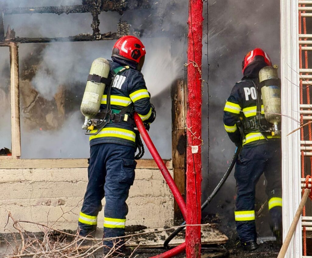 Șocant! Un bărbat din Botoșani a dat foc la casă și apoi a vrut să își ...