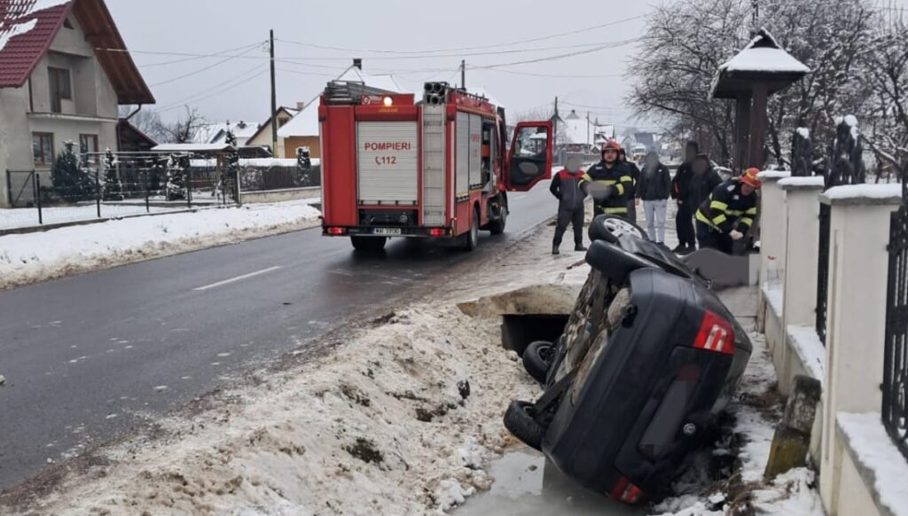 FOTO Accident! O femeie s-a izbit cu mașina într-un cap de pod ...