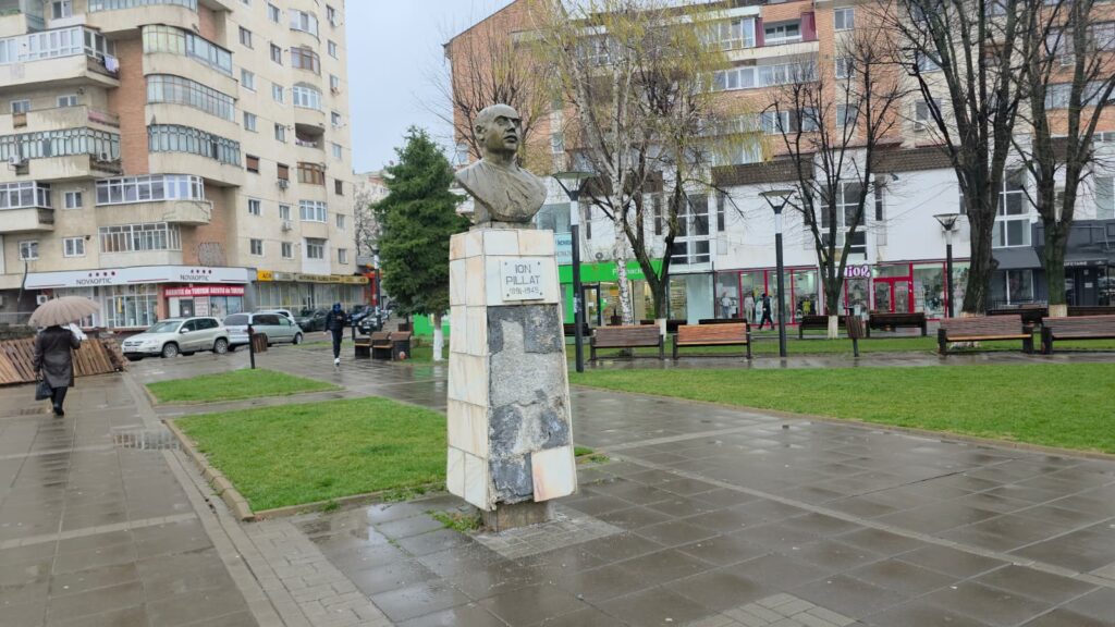PNL Botoșani, invitat să repare soclul pe care este amplasat bustul lui ...