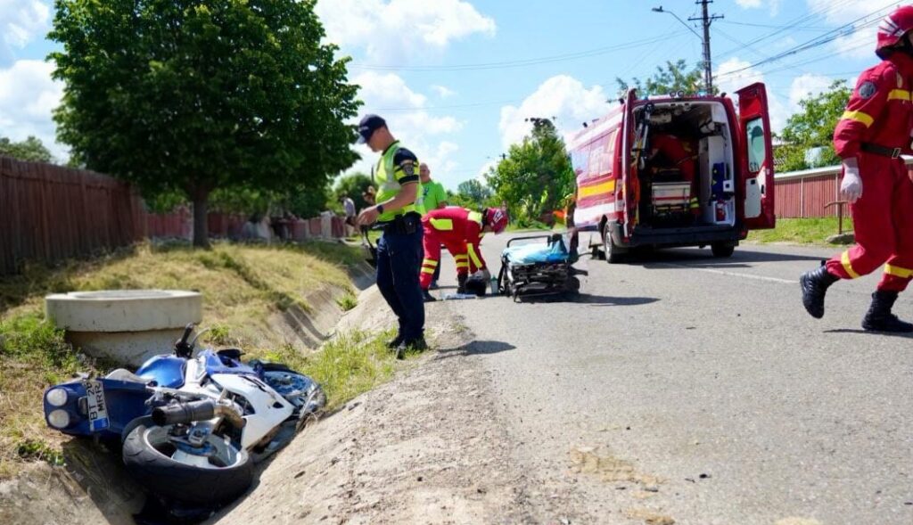 FOTO Accident într-o localitate din Botoșani. Două persoane au ajuns la ...