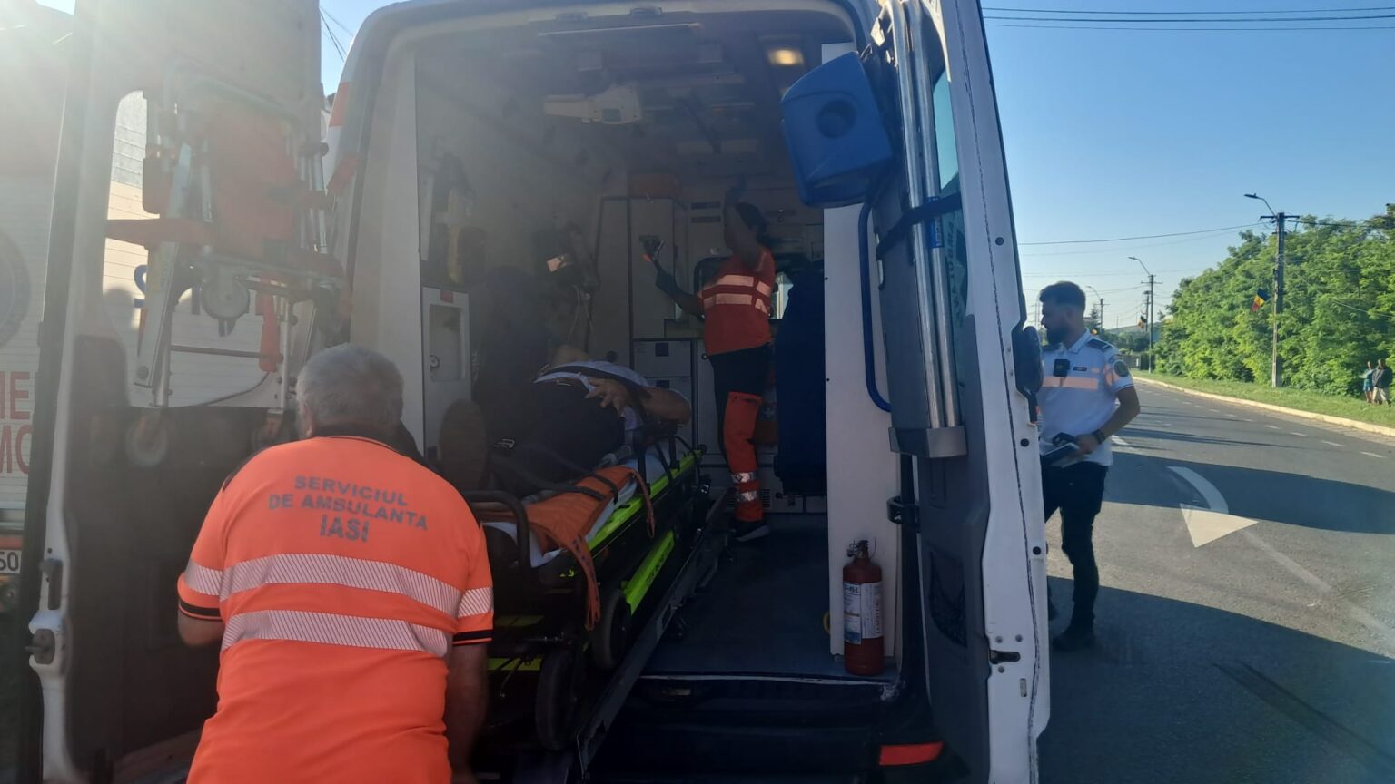 FOTO O ambulanță din Botoșani, care transporta un copil la un spital ...