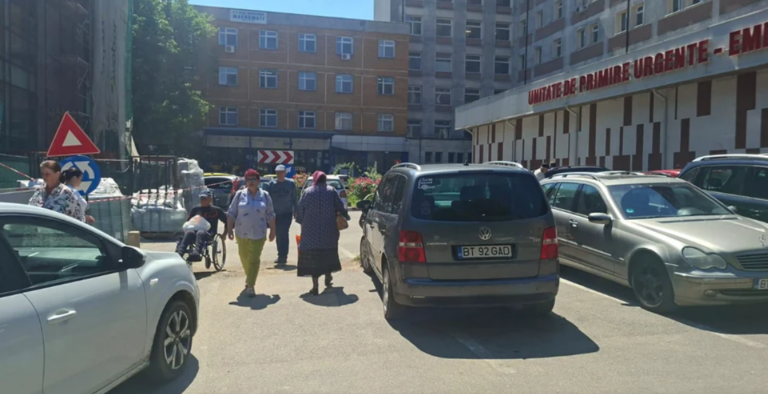 FOTO Parcarea de spital, un lux la Botoșani. „Mă pierd odată cu firea ...