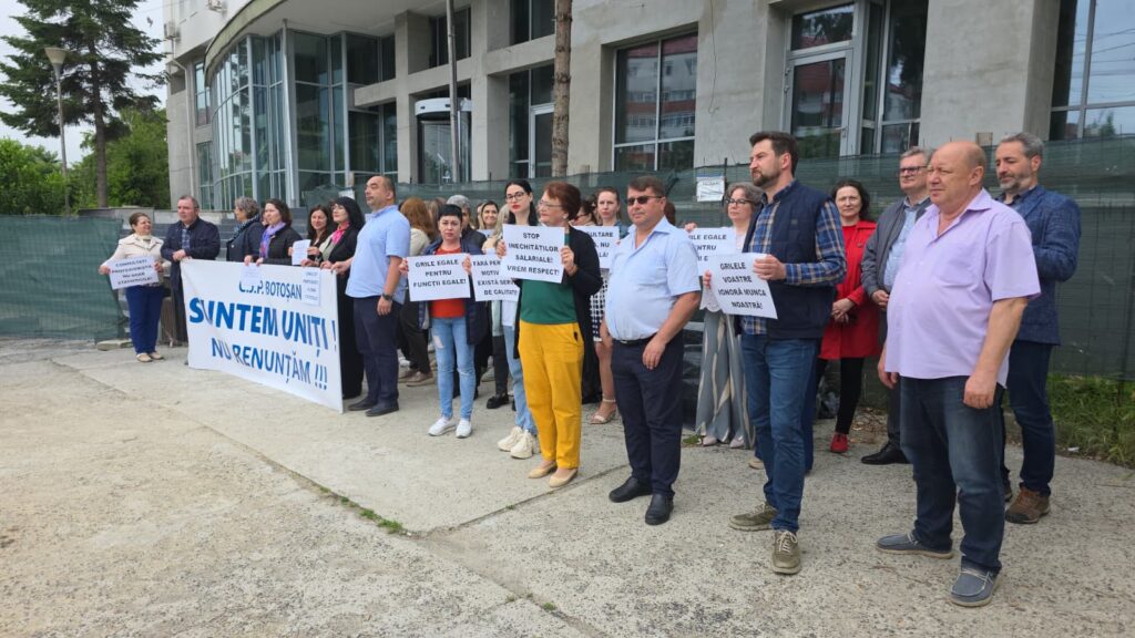 FOTO & VIDEO Protest la Casa de Pensii din Botoșani. Angajații ...